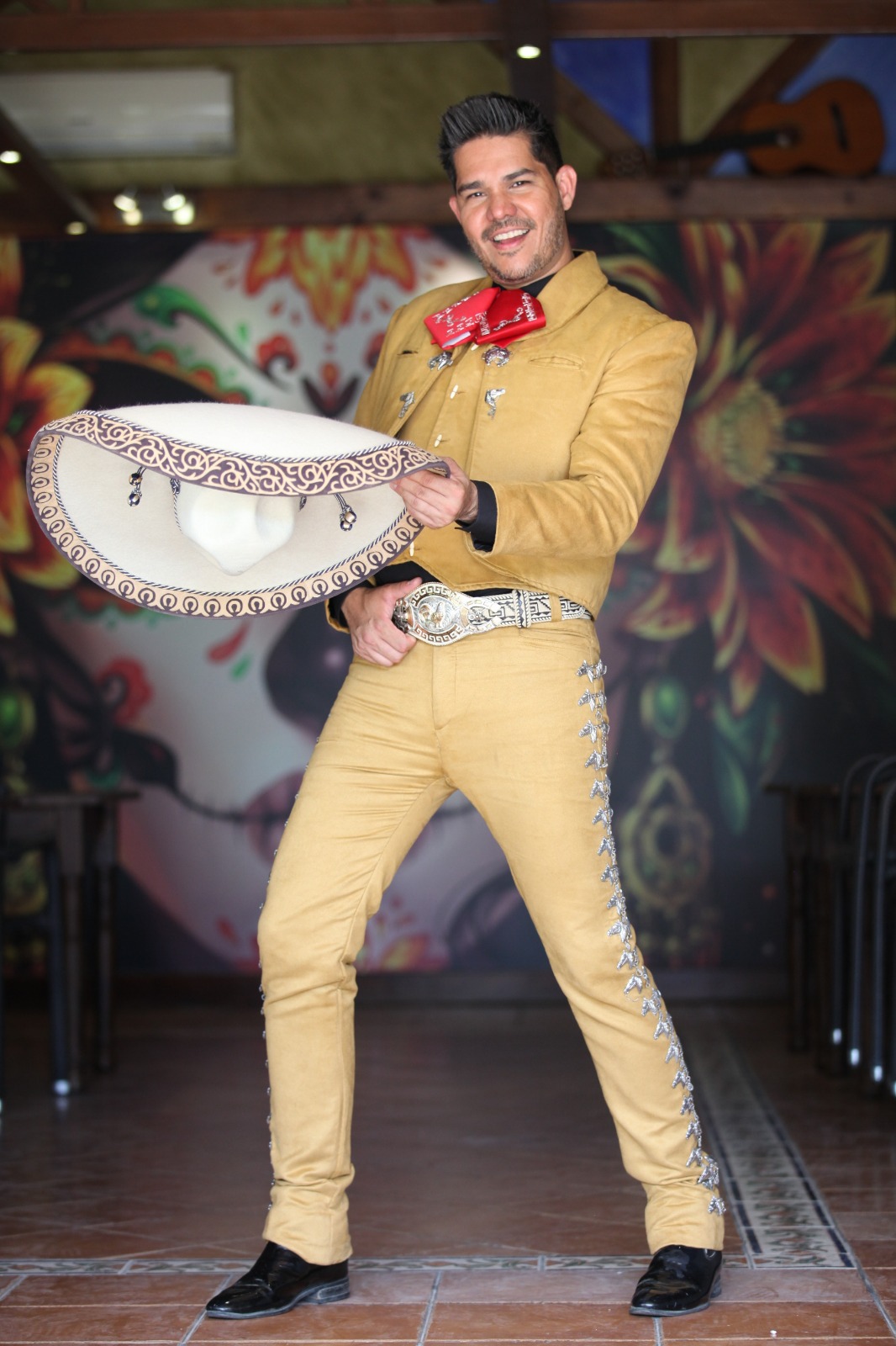 “RANCHERAS EN INGLES” Rafael Rodríguez muestra su video oficial con una ...