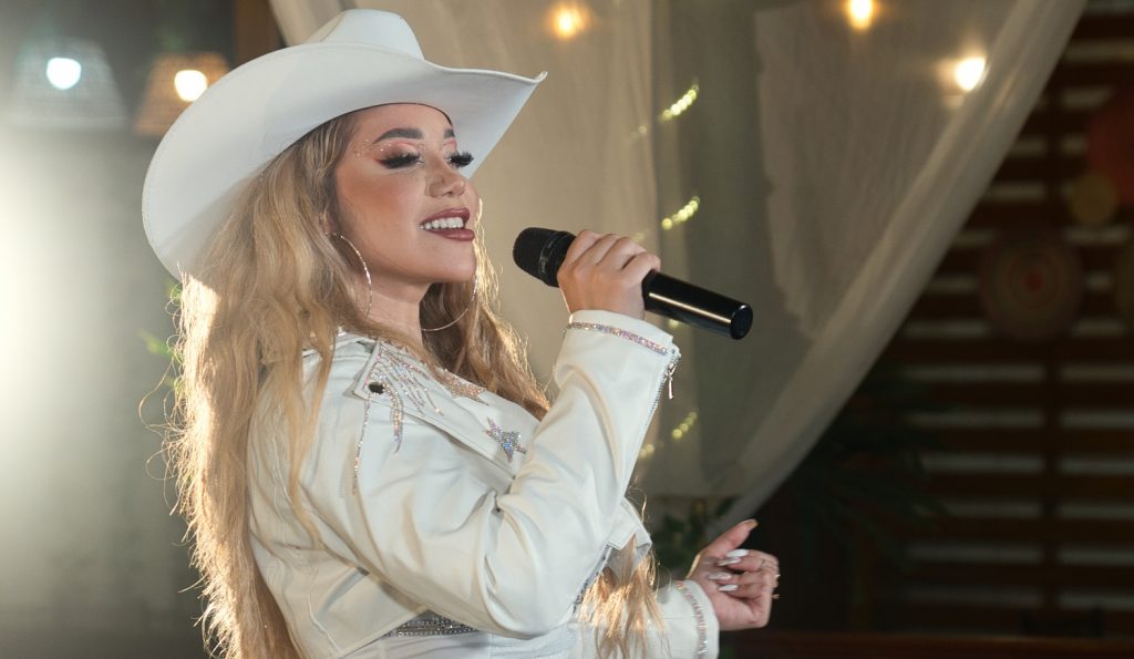 Rossanna truena las redes sociales con su Éxito » En El Cora ...